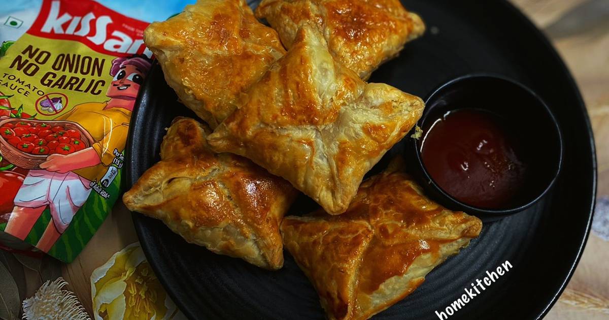 Tangy Chicken Paneer Puff Recipe by ayndrila dutta - Cookpad