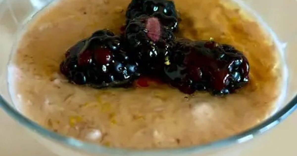 Overnight Oats με κεφίρ γεύση φράουλα μέλι βατόμουρα και ξύσμα λεμόνι ...