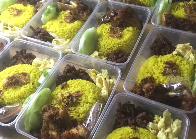 Resep Nasi kuning spesial oleh Sandhi Indah - Cookpad