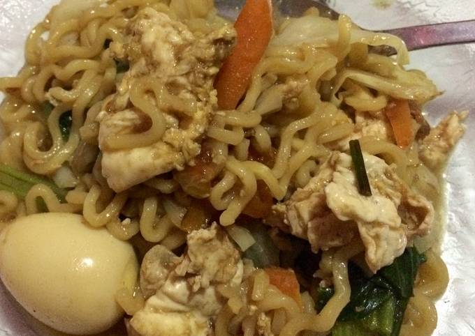 Resep Mi goreng rebus telur puyuh oleh apriani handi wulan - Cookpad
