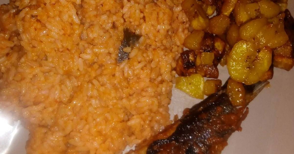 Jollof rice wit fried fish and plantain Recipe by Isaac Toluwani - Cookpad