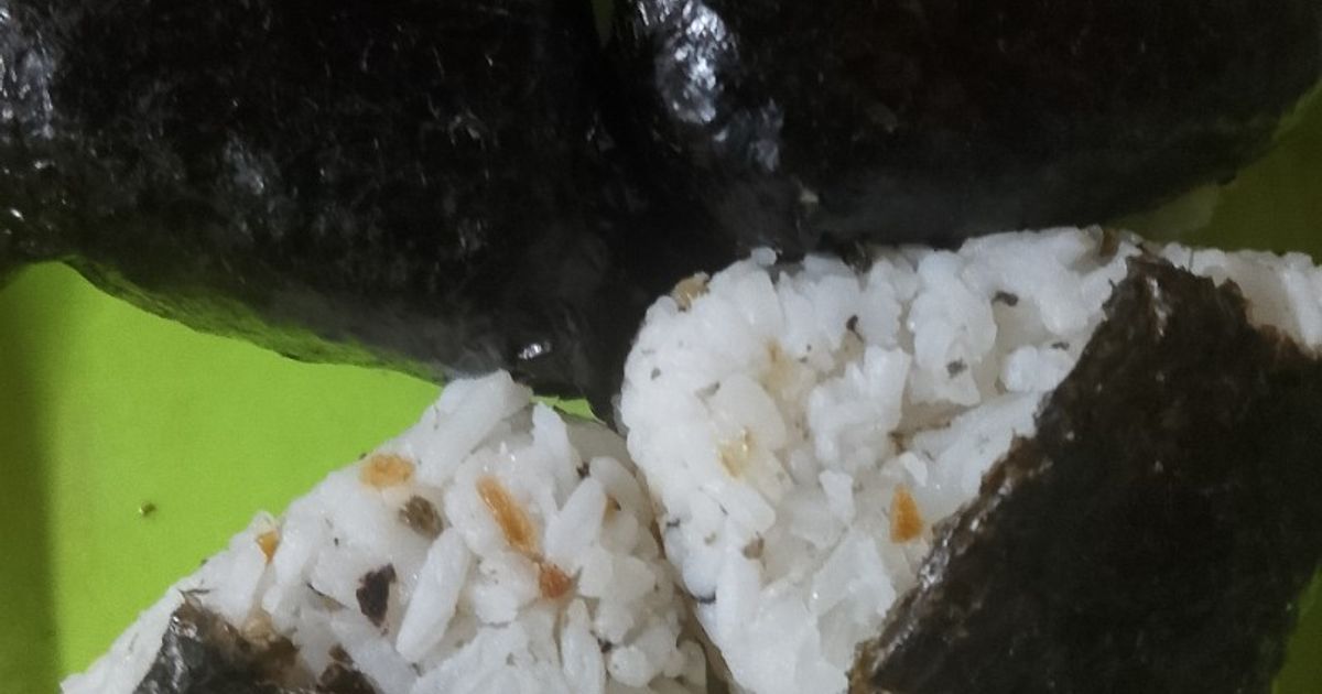 Resep Nasi Onigiri Lokal Simpel Buat Bekal Anak Sekolah oleh Inhapunyadapur - Cookpad
