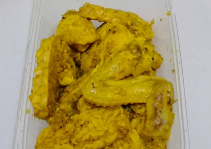 Resep Ayam dan tempe ungkep bumbu kuning oleh Feby - Cookpad
