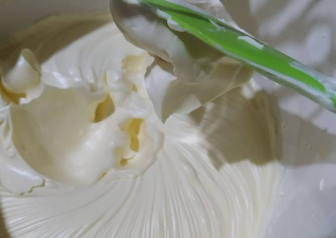 Resep Butter Cream 3 bahan hasil soft oleh Ninik Yanie - Cookpad