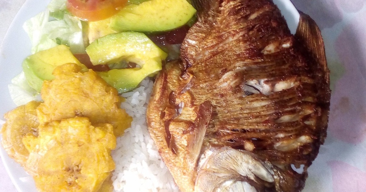Cachama Frita Con Arroz Ensalada Y Tostones Receta de Yailet Yanez- Cookpad