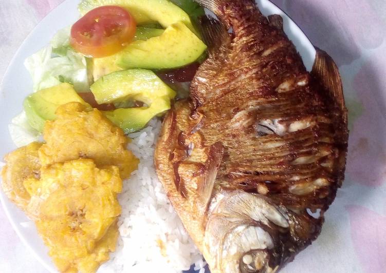 Cachama frita con arroz ensalada y tostones Receta de Yailet Yanez- Cookpad