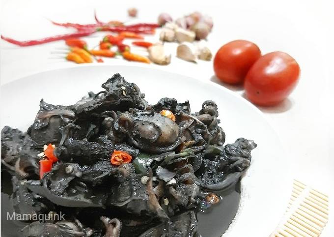 Resep Cumi Hitam Pedas oleh Mamaquink - Cookpad