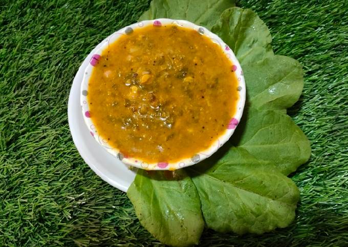 पालक वरण (दाळभाजी)(Palak Varan Recipe In Marathi) रेसिपी Madhuri ...