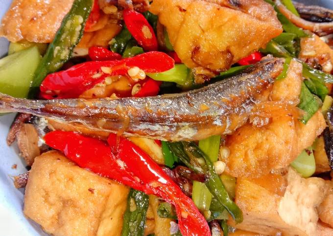 Resep Tumis ikan asin cabe ijo oleh Dapurnya Nisa - Cookpad
