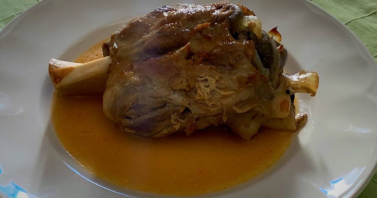 Receta tradicional de codillo de cerdo, al horno, en salsa, con ...