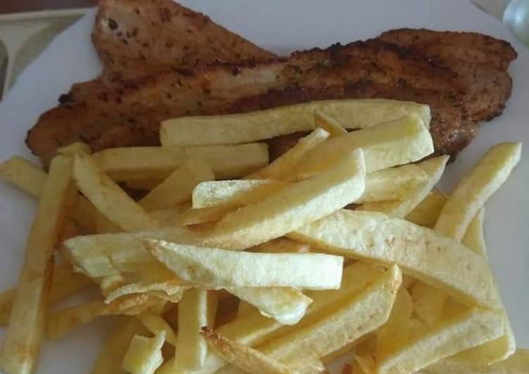 Panceta adobada y frita con papas fritas Receta de Ariel Santisteban ...