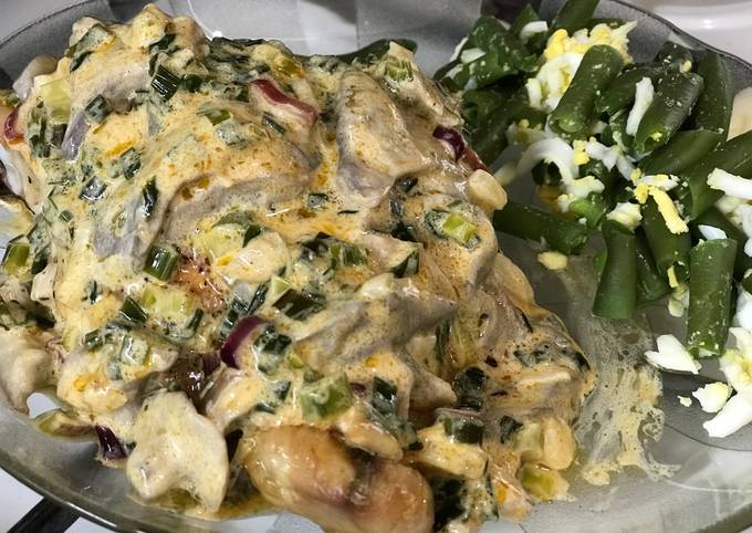 Pollo con crema de verdeo y hongos de pino en conserva o champiñones ...