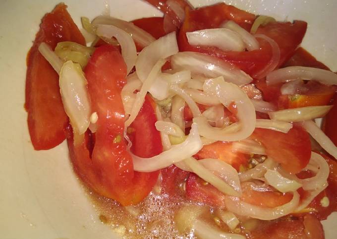 Tomate con cebolla Receta de Alicia Montero- Cookpad