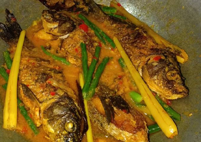 Resep Ikan Mas Bumbu Kuning🐠 oleh Nadhifah - Cookpad