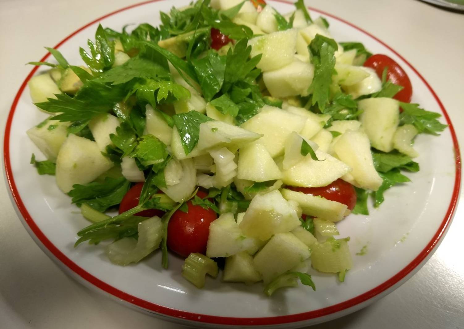 Ensalada fresca de apio, palta, manzana y tomates Receta de Lorena ...