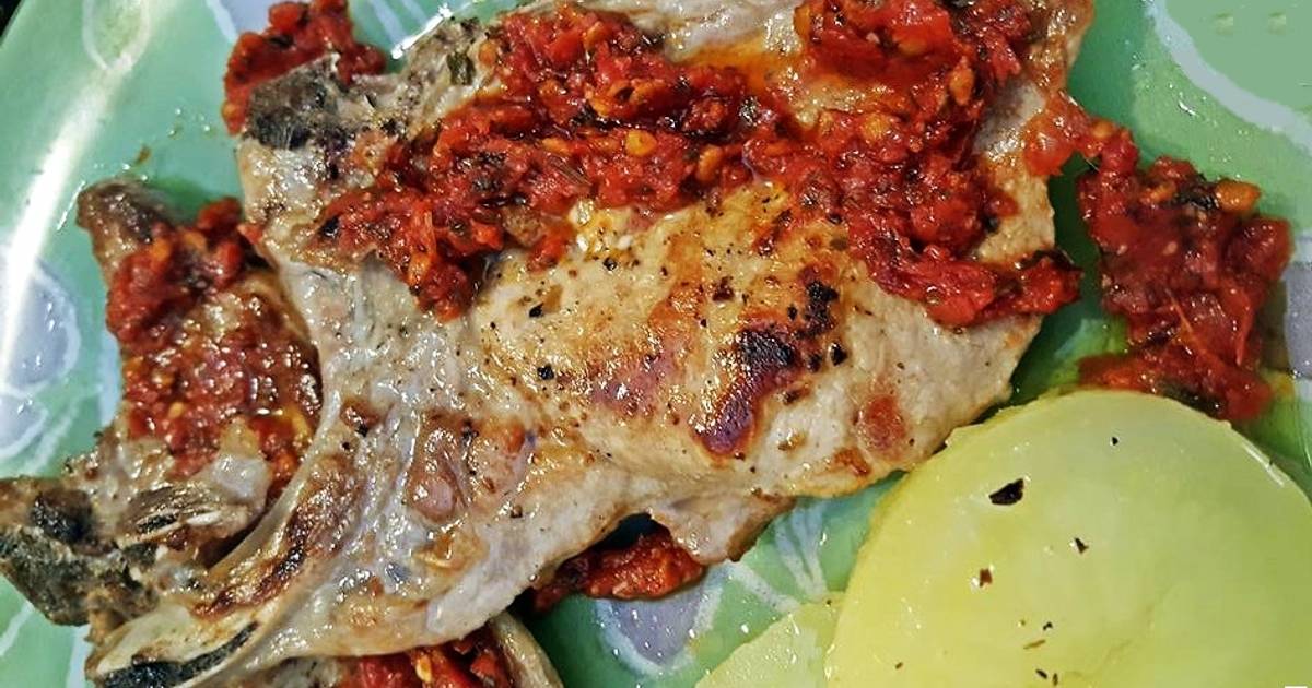 Chuleta de cerdo con salsa de tomate aromatizada al ajo Receta de ...