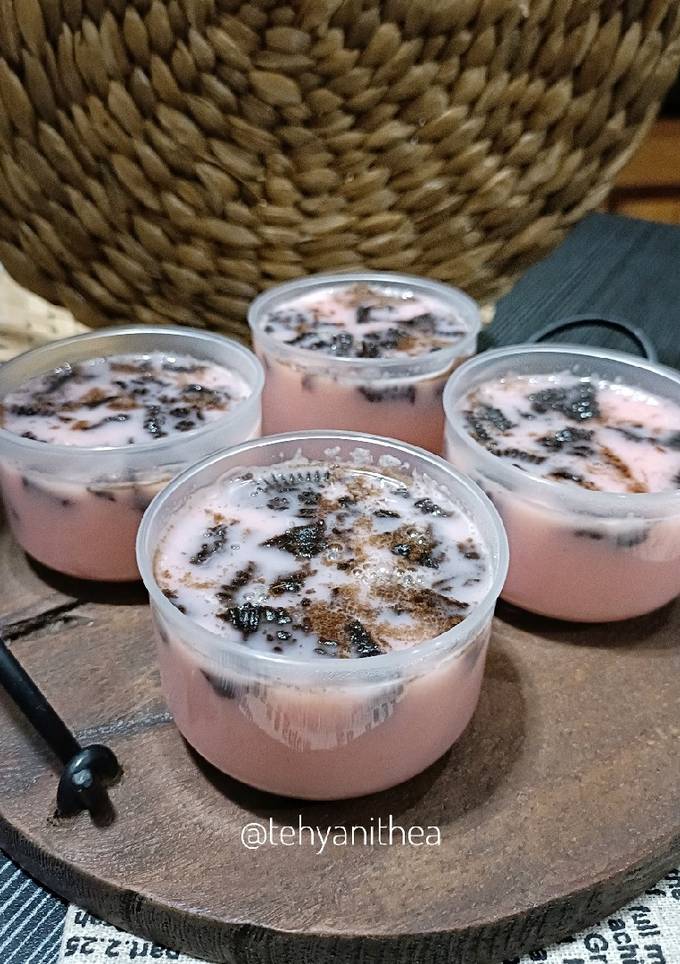 Resep Puding Susu Strawberry Oreo oleh Teh Yanithea - Cookpad