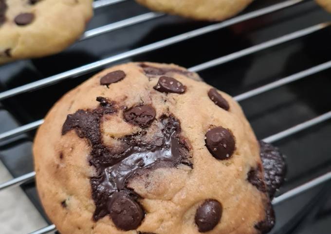 Resep Soft Cookies/ Chewy cookies oleh Henny MoralLes - Cookpad