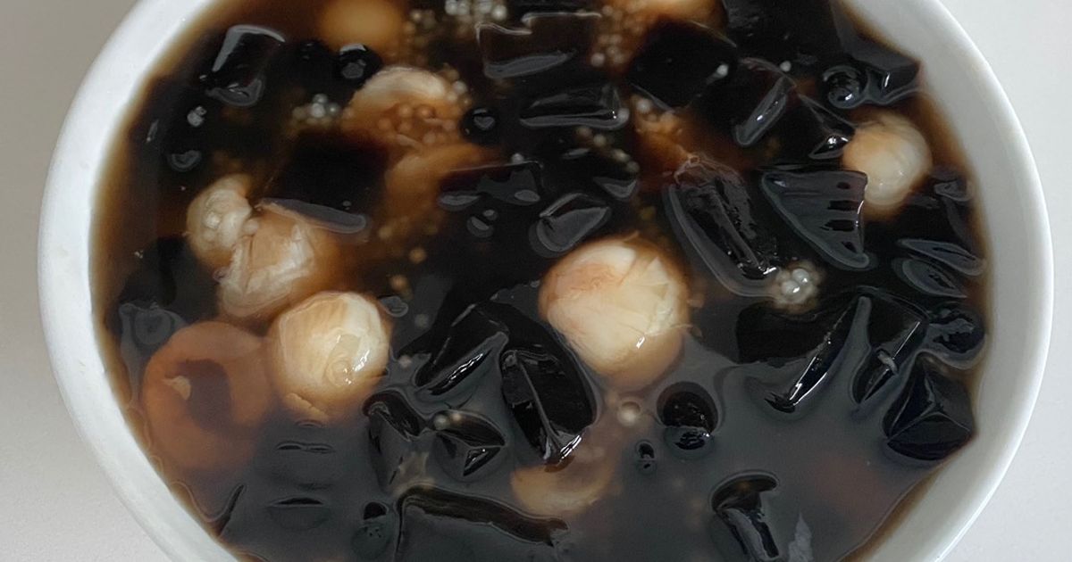 Grass Jelly With Lychees, Tapioca Pearls, Glutinous Rice Balls And Sago ...