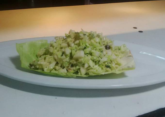 Ensalada de repollo con piña, pasas, menta, y mayonesa vegetariana, una ...