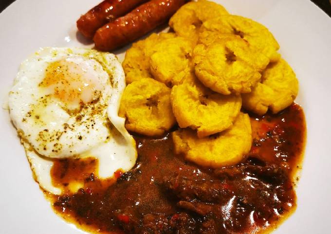 Bistec picado a lo macho con patacones Receta de carunovi- Cookpad