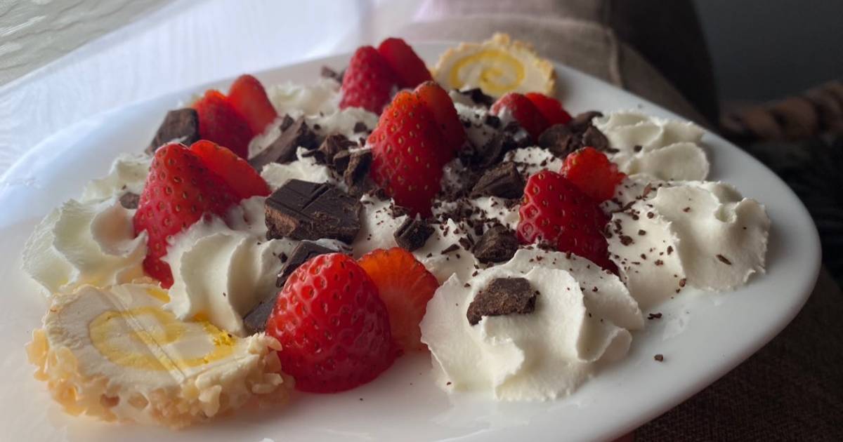 Postre de Fresas con nata, rulo de queso dulce y chocolate con sal ...