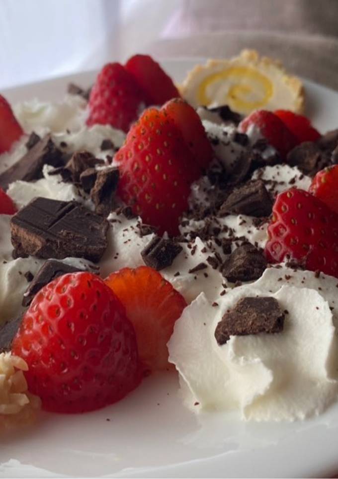 Postre de Fresas con nata, rulo de queso dulce y chocolate con sal ...