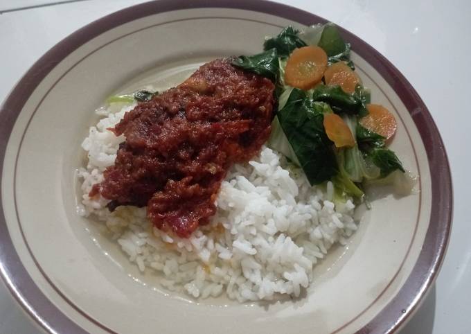 Resep Ikan asap tongkol sambel terasi oleh Tsania II - Cookpad