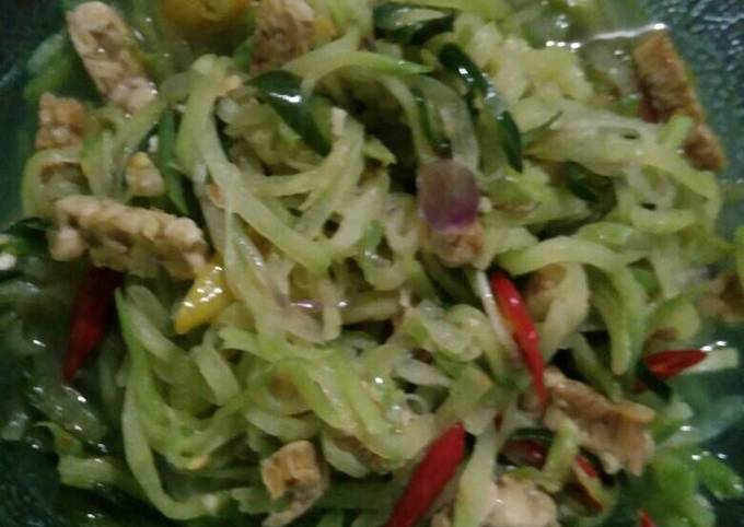 Resep Oseng jipan/labu siam campur tempe oleh Indah Eko - Cookpad