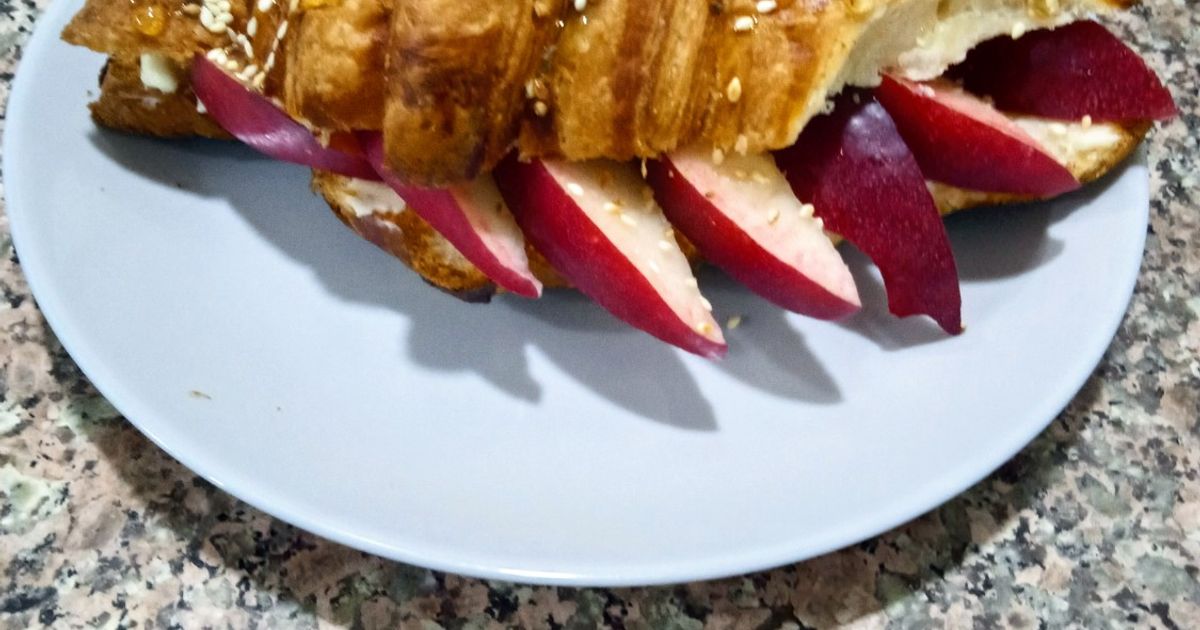 Croissant Sandwich With Fruit Recipe by Kel Zid - Cookpad