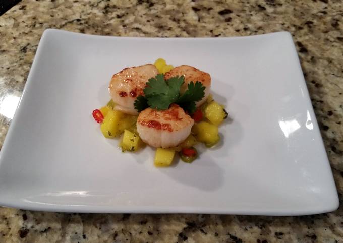 Seared Scallops with a spicy Mango salsa Recipe by Grove - Cookpad