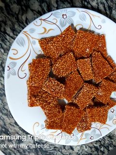 Chocolate Sesame Chikki Recipe by Jigisha Modi - Cookpad