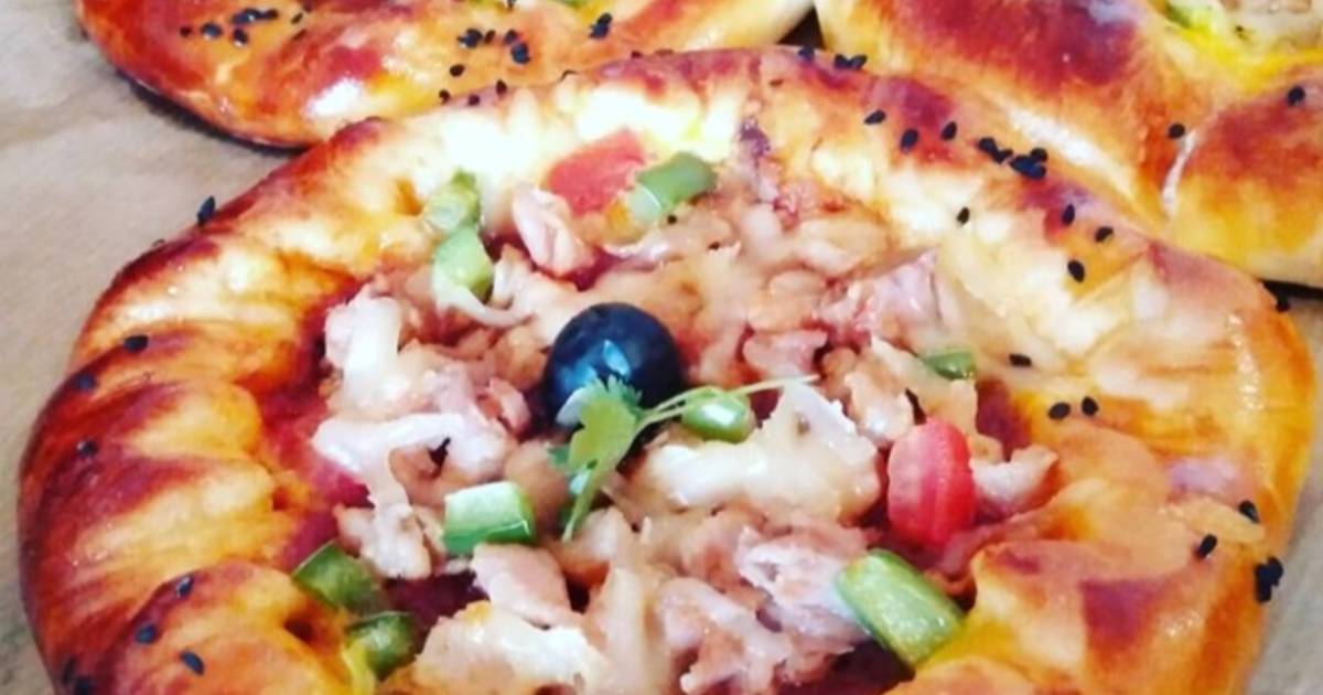 طريقة عمل بيتزا متوسطة الحجم طرية وفي نفس الوقت فيها قرمشة 😋 على اصولها ...