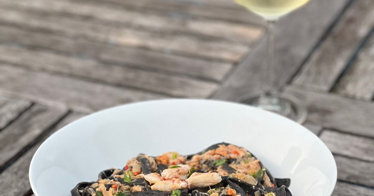 Tagliolini Al Nero Di Seppia Con Granchio – Venetian Squid Ink ...