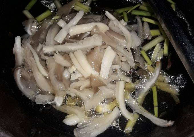 Resep Sup jamur keluarga oleh Elis Sulastri - Cookpad