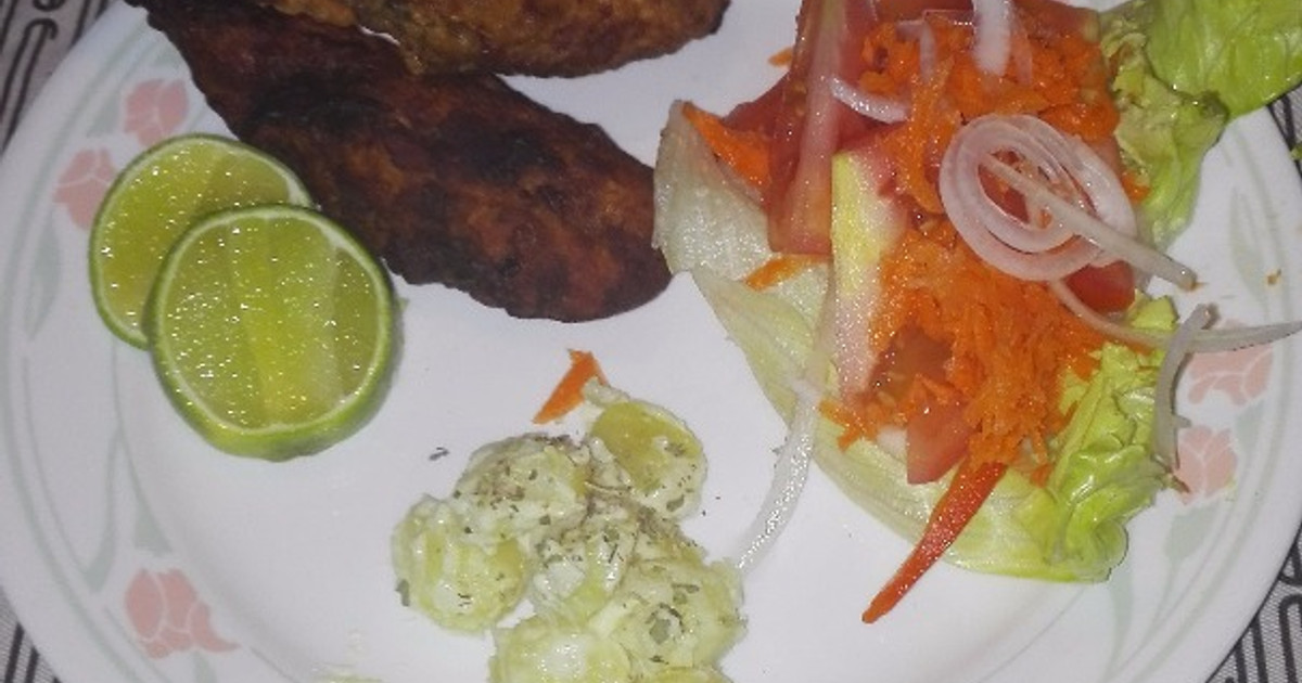 Colitas De Mero Enharinadas Con Ensalada Fresca Y Papa Parisien Receta ...