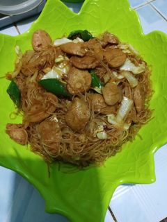 Resep Bihun Goreng Bakso Sayur Pedas oleh Rini Dwi Astuti - Cookpad