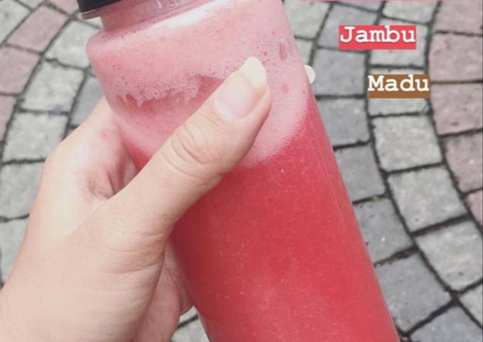 Resep Jus strawberry mix jambu oleh niki januarini - Cookpad