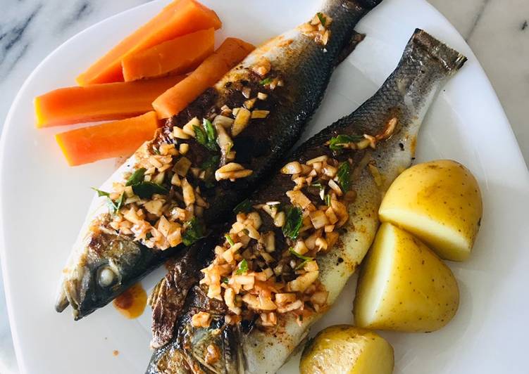 Robalo grelhado com molho à espanhola Receita por natacha_no_tacho ...