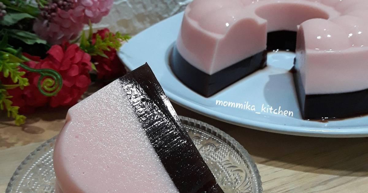 Resep Puding busa strawberry lapis cokelat oleh Mommika Kitchen - Cookpad