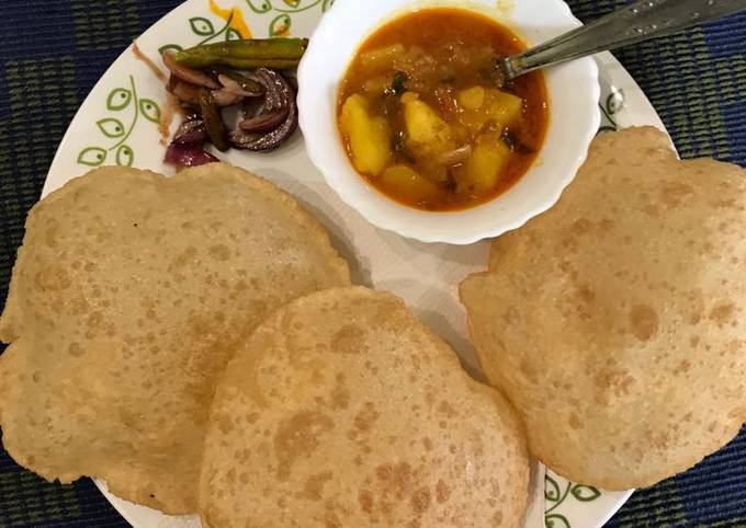 Aloo bhaji with poori Recipe by Geeta Khurana - Cookpad