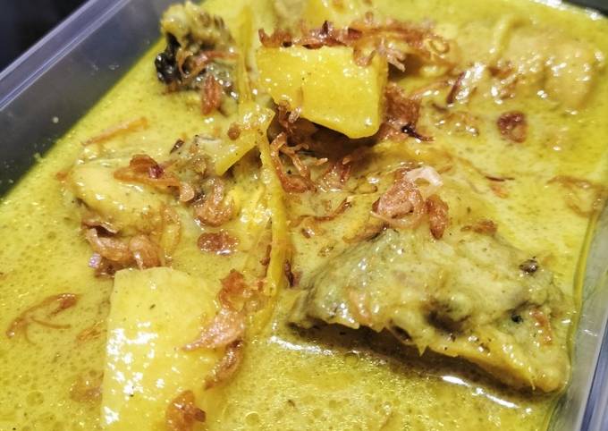 Resep Opor kuning ayam kentang oleh Vita Helena Mallina - Cookpad