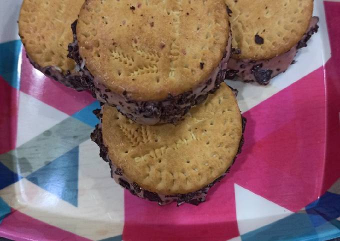 Biscuit ice-cream sandwich Recipe by Anuradha harwani - Cookpad