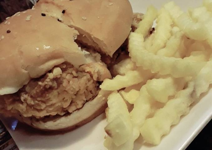 Crispy Fish Burger Recipe by Khoula Mariuml - Cookpad