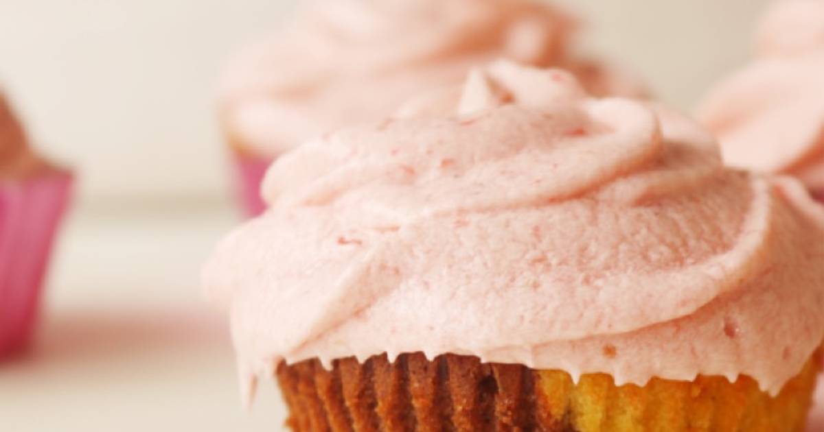 Neapolitan Cupcakes - Chocolate & Vanilla Sponge Cake with Fresh ...