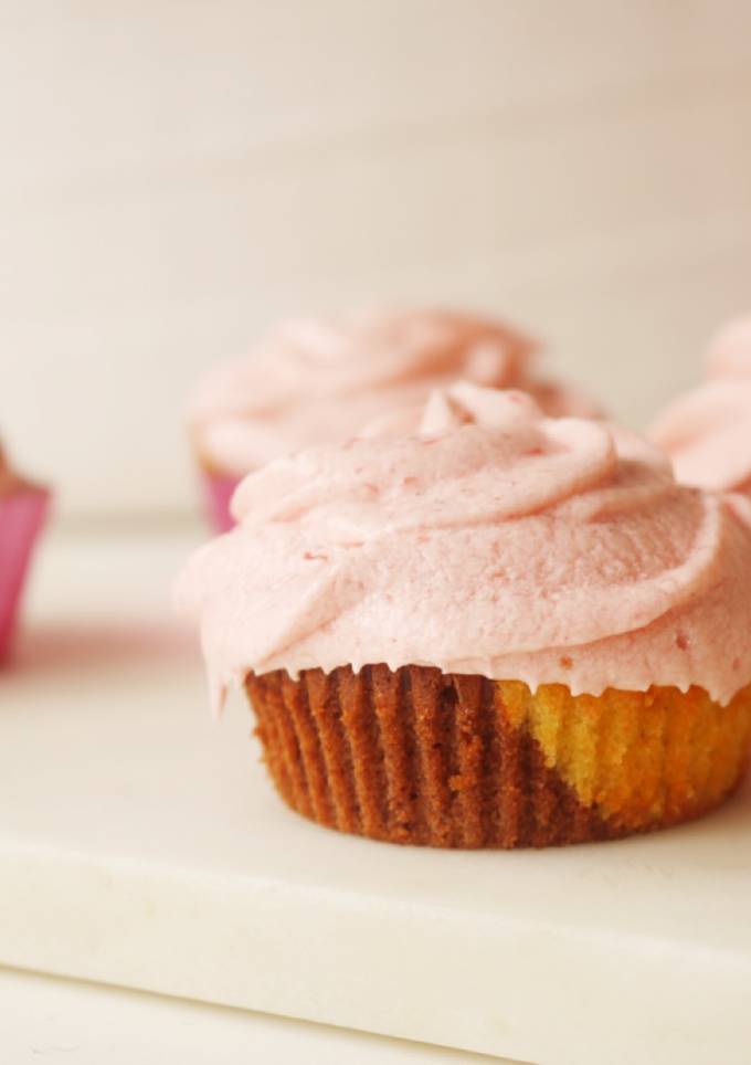 Neapolitan Cupcakes - Chocolate & Vanilla Sponge Cake with Fresh ...