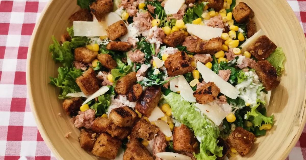 Caesar’s Salad με καπνιστό τόνο Συνταγή από τον/την Takis Tsirtsonis ...