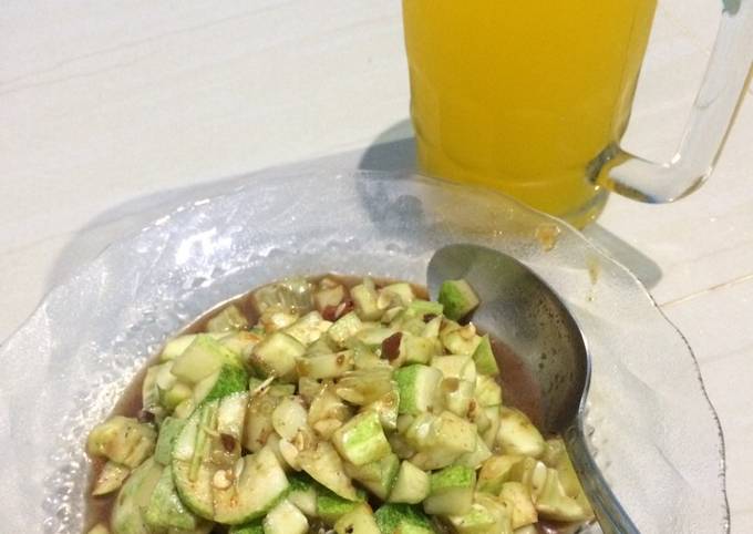 Resep Rujak timun terasi ala Banten (khas carita) oleh Riny Maryani ...