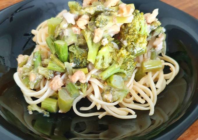 Fideos con salsa de espárragos, brócoli y nueces Receta de Laura L ...