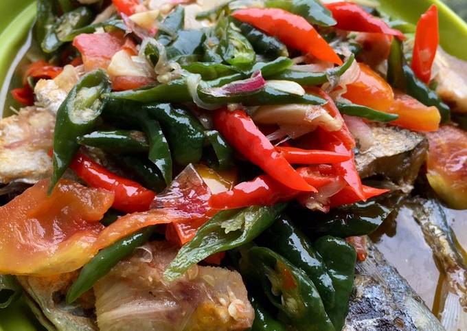 Resep Ikan Kembung Tumis Cabe Ijo & Merah oleh Nufus Bachtiar - Cookpad